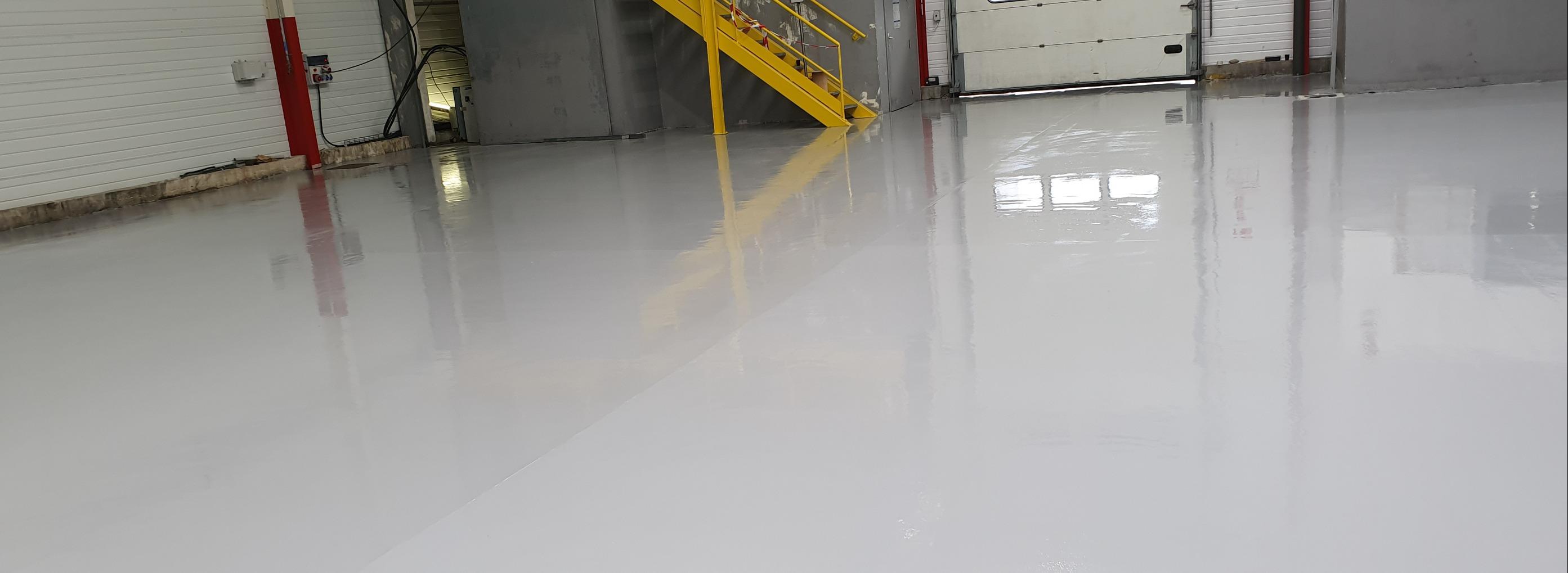 Pose de résine sur sol béton industriel / REPASOL
