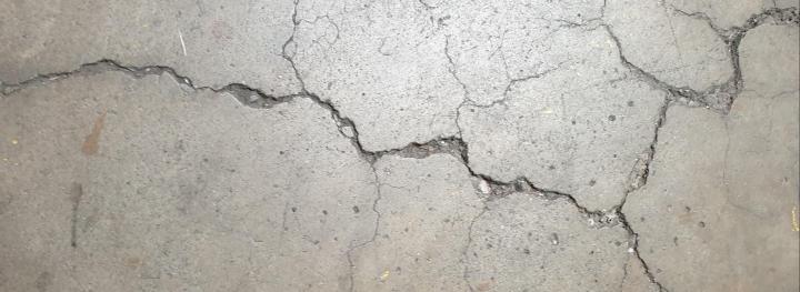 Réparation fissure épaufrée dalle béton industrielle / REPASOL